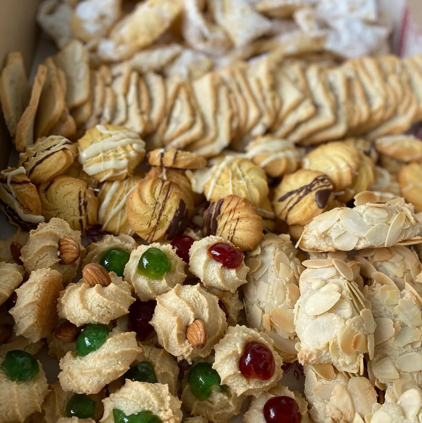 Biscuit Box- 1.5kg - St George Cakes and Gelati